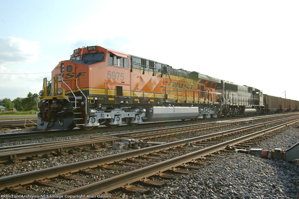 BNSF ES44AC 5975